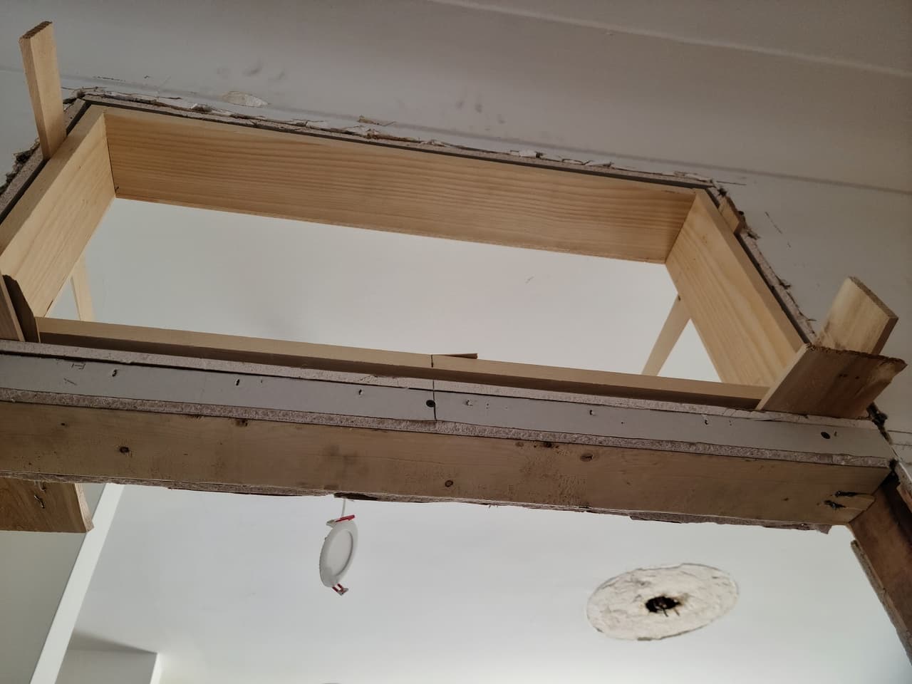 Imposte : une fenêtre au-dessus d'une porte | Soumission Rénovation